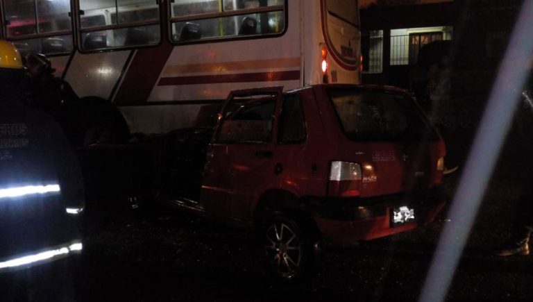 Los Vallistos: Choque entre un colectivo y un automóvil - Tucumán 24 Horas